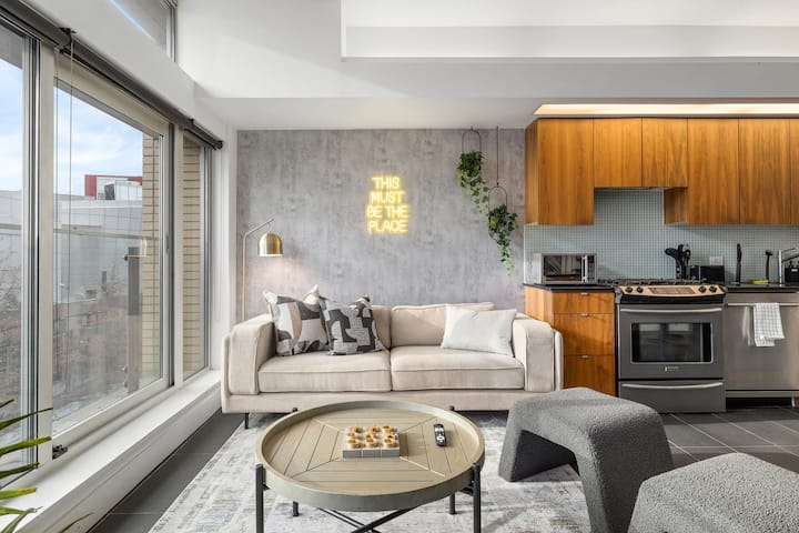 Free Parking /Skytrain/chinatown /Sleep 3 Adults ! - Vancouver