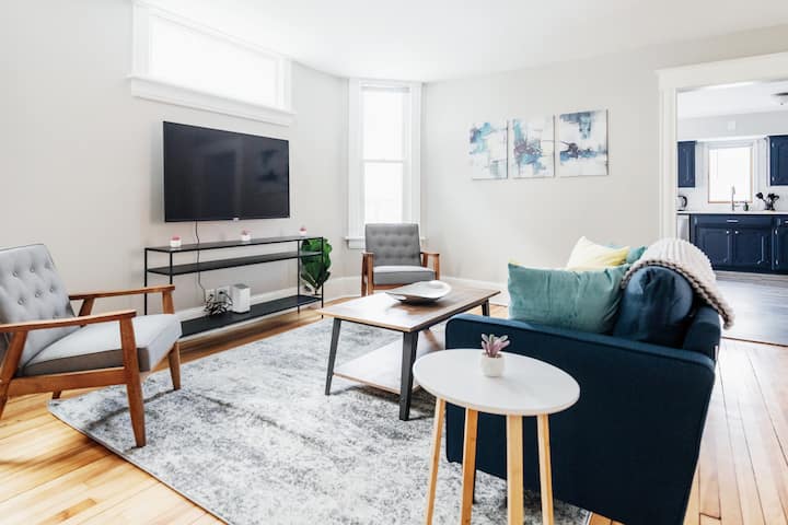 Cozy Charm |King Bed |Dog-friendly |Fenced Yard - Fort Snelling State Park, St Paul
