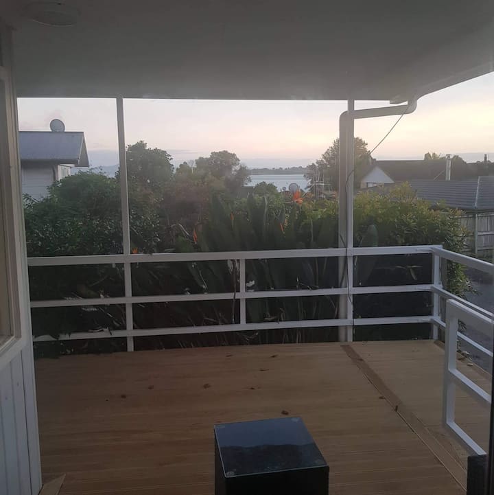 70s Home With A Big Back Yard & Walk To The Beach - Ōmokoroa