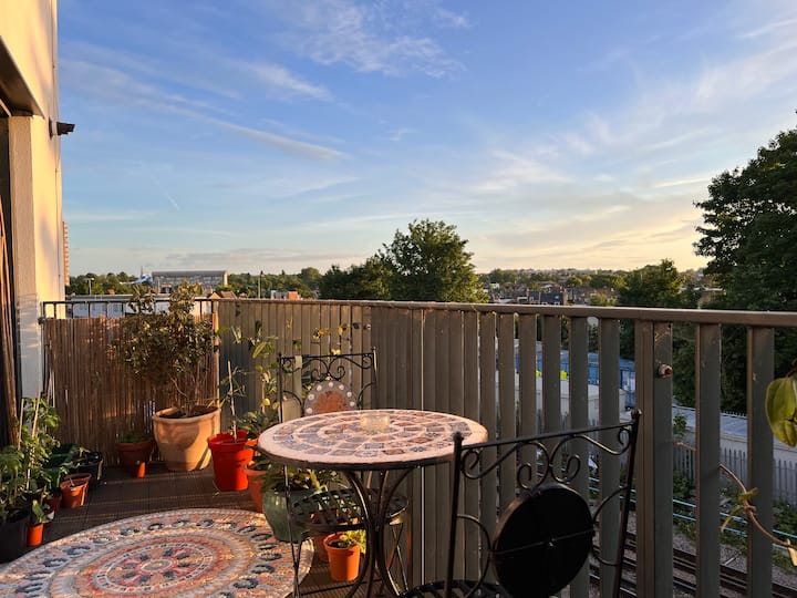 Lovely Bright & Spacious Apartment With City View! - London