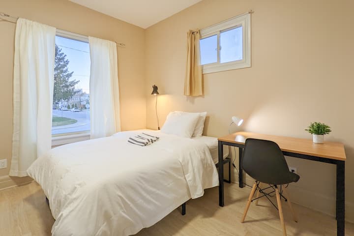 Comfy Bedroom W/ Desk • Mins To Dt/hospital/shops - カナダ ウィンザー