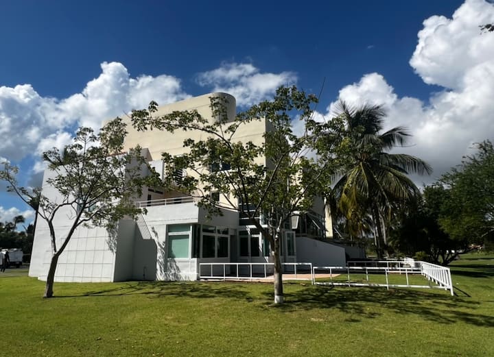 Beautiful Lakefront Villade Golf - Dorado