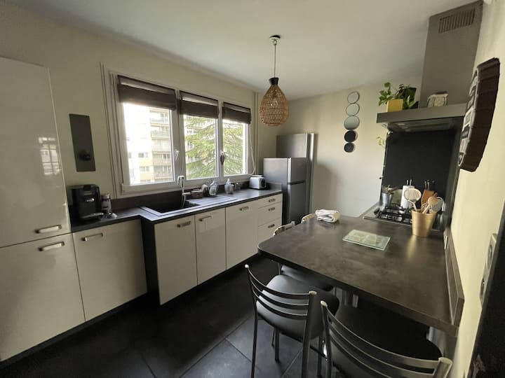 Appartement Spacieux 
 2 Chambres
Parking Privé - Lyon