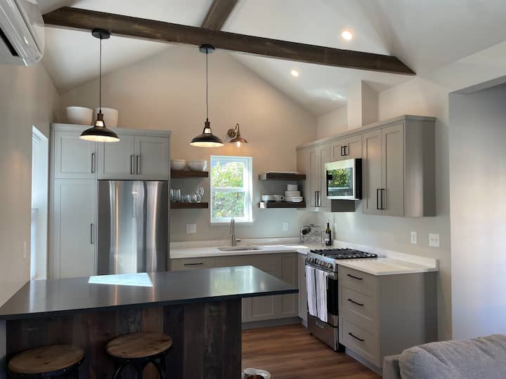 Cozy Modern Cottage - Ashland, OR
