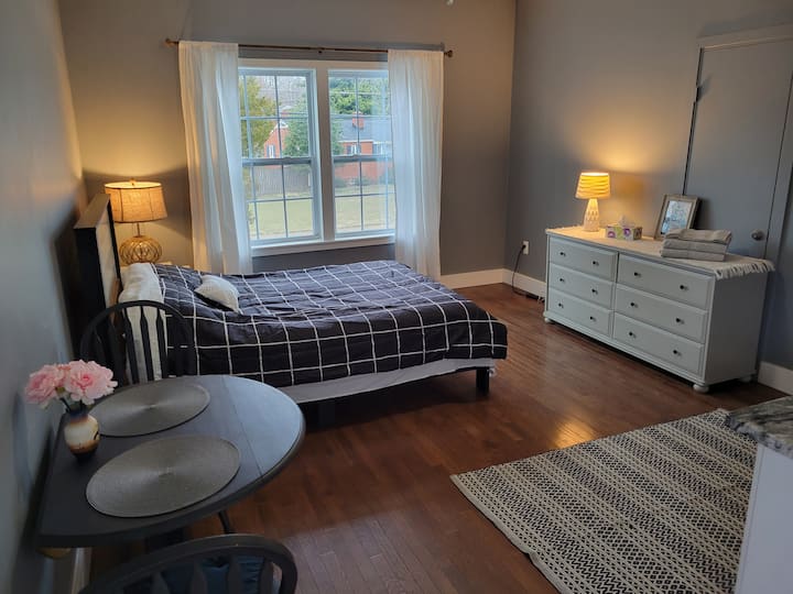 Spacious Studio Minutes To Dc - Falls Church, VA
