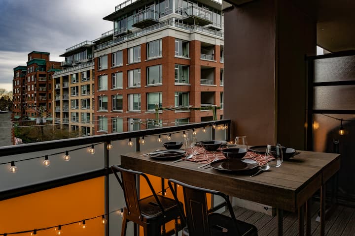 Hip Pad In Chinatown - Close To Everything Cool - Vancouver