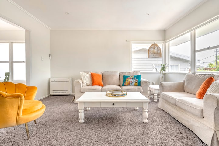 Fun, Bright & Central Home With Mini Golf - Auckland