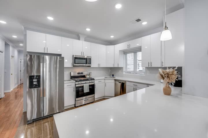 Massive Duplex W/parking,5 Beds & 3 Baths Near Nyc - 