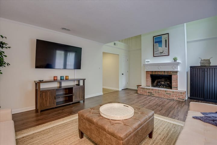 Immaculate 
* Sleeps Up To 7 * Low Cleaning Fee - Augusta, GA