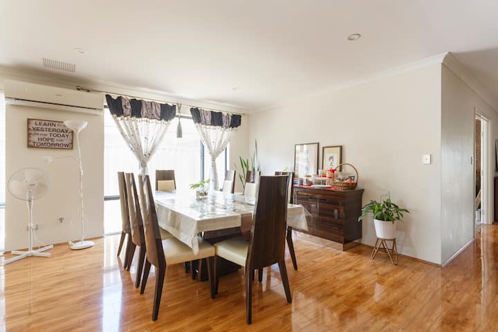 Spacious Room, Suitable For Couple (With Aircond) - Riverton