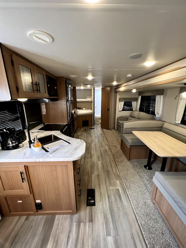 Stationary Modern Rv W/ Br, Kit, Ba! 5+ Min To Mco - Orlando, FL