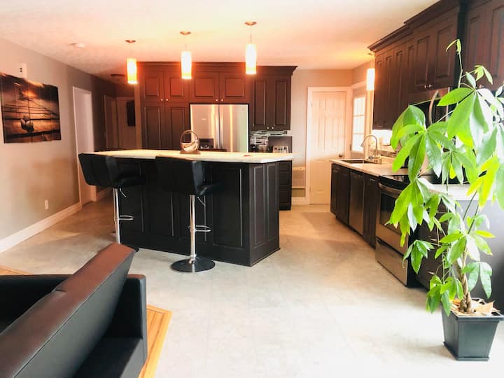 Dragan's Den - Central 2 Bedroom With Sunroom - Fredericton