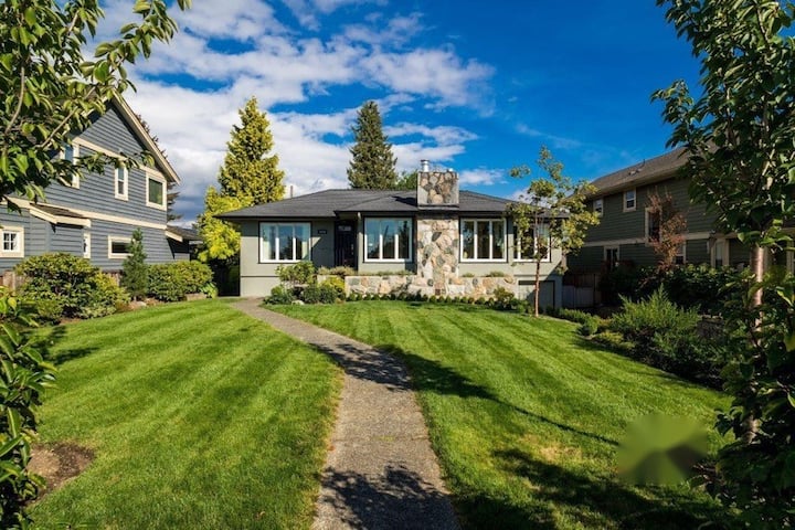 Stunning Fully Renovated Main Floor Of A House - Grouse Mountain