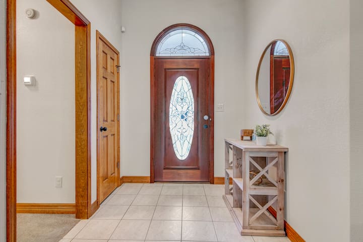 Beautiful Home With Amazing Back Patio - Sleeps 8. - Beaumont, TX