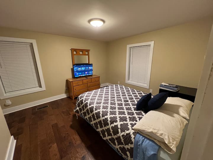 ; 2 Private Bedroom & Tv Near Truist Stadium Gboro - Greensboro, NC