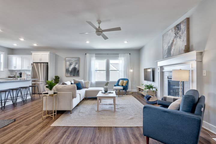 Elegant New Build Home W/ Office - Lee's Summit, MO