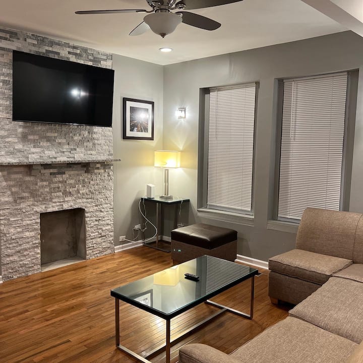 Spacious Duplex Near Downtown! - Chicago, IL