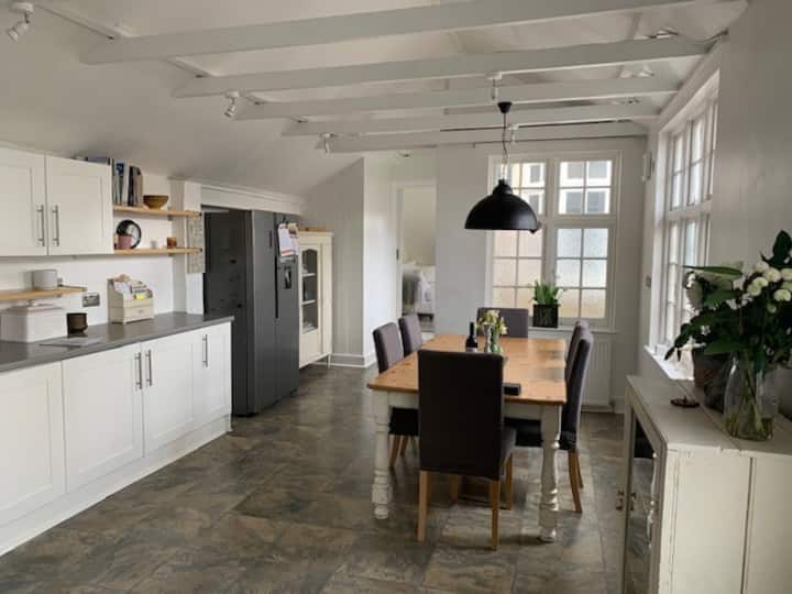 Chic And Spacious Townhouse In Prime Location - ロイヤルタンブリッジウェルズ