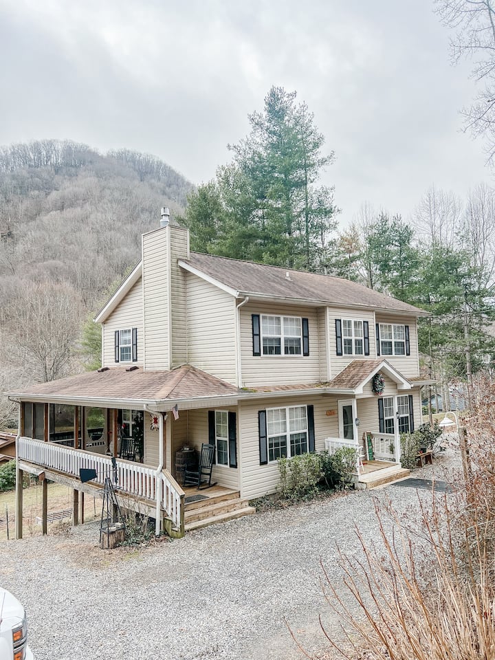 Maggie Valley Country Cottage - Maggie Valley, NC
