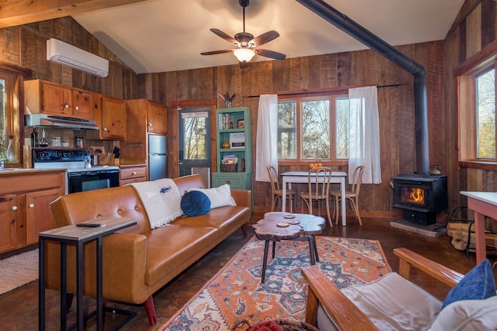 Sunlit Sanctuary: Treetop Cabin Near Asheville - Carolina del Norte