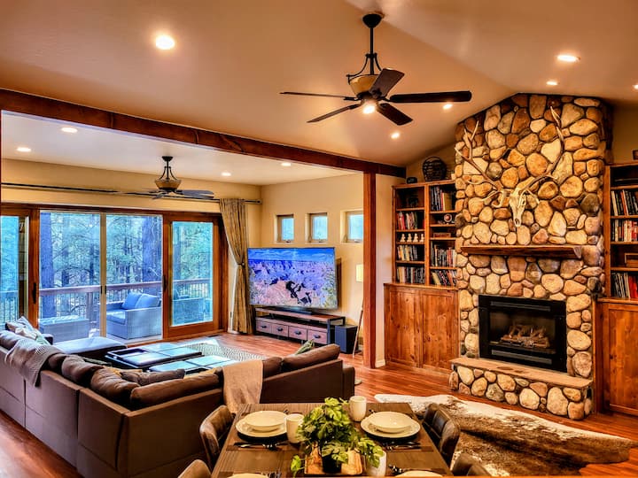Luxury Forest Cabin By Downtown Flag W/hot Tub! - Flagstaff, AZ