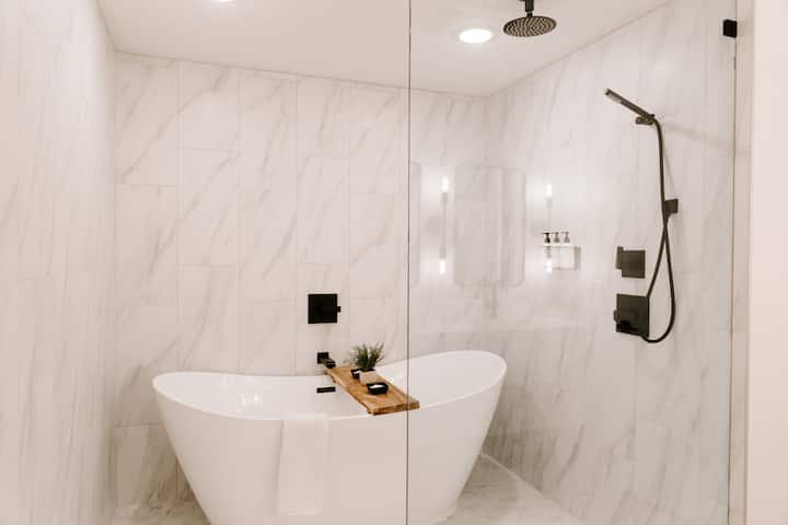 Modern Hotel Retreat- Cypress Suites - Nisswa, MN