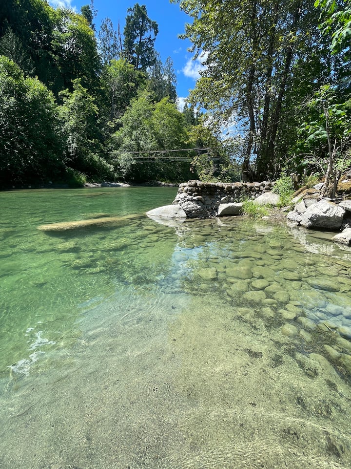 Vintage Airstream Retreat On The Cowichan River - Vancouver Island