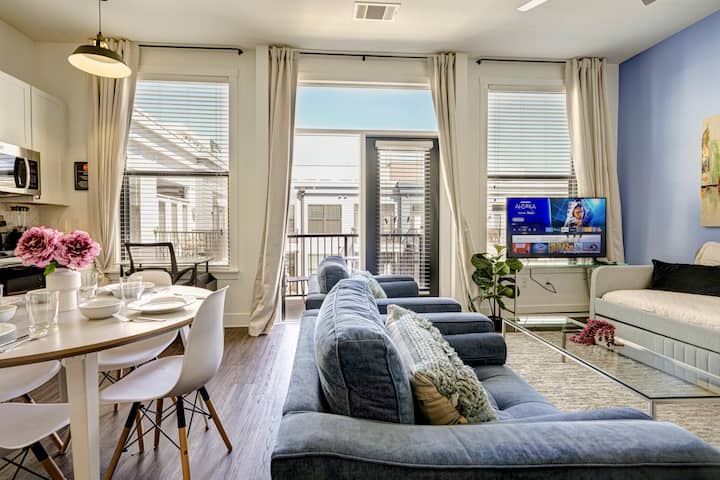 Top Floor Pool View Condo Steps From Broadway - Nashville, TN