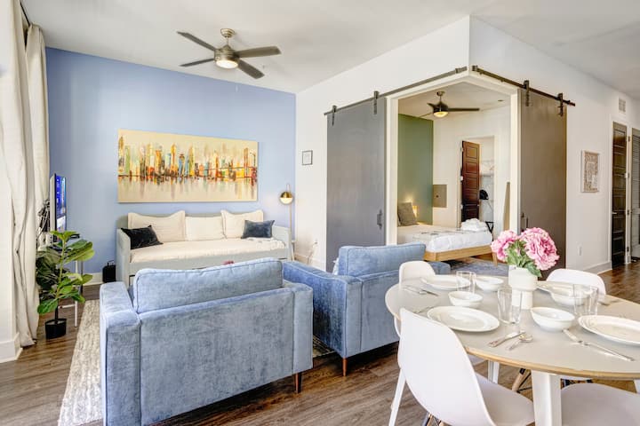 Top Floor Pool View Condo Steps From Broadway - Nashville, TN