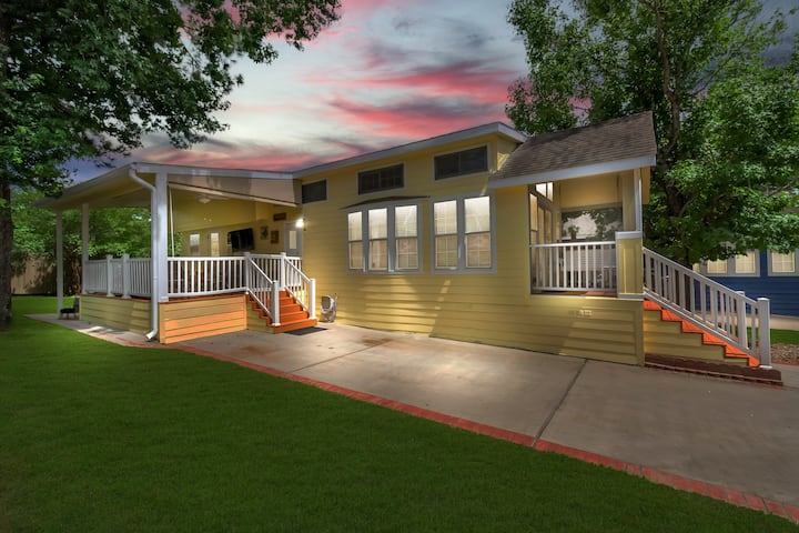 Must Stay Tiny Home Lake Resort - Conroe, TX