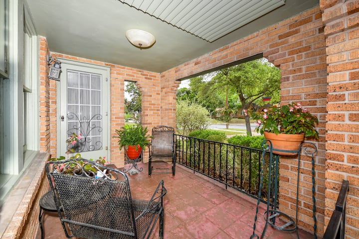 Quaint Historic Home Near Downtown - San Antonio, TX