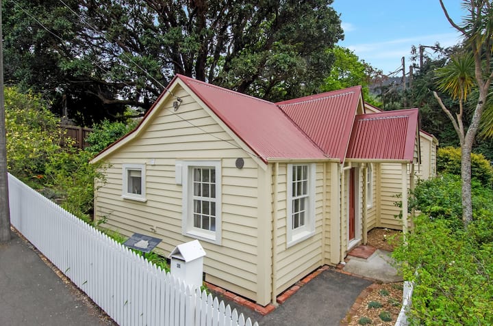 Historic Sexton's Cottage On Bolton Street - Wellington