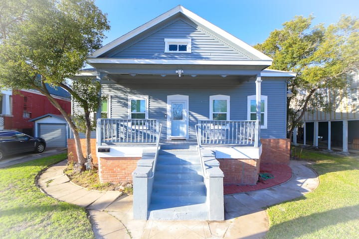 Large House 4bd, 3ba, Seawall 5min Wall, Sleep 16+ - Galveston, TX