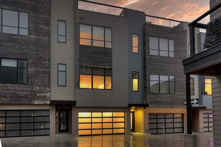 Luxury Rowhouse Near Old Market & Little Bohemia - Council Bluffs, IA