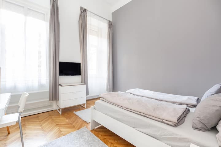 Two Bedroom Modern Apt. In The Going Out District - Budapesta