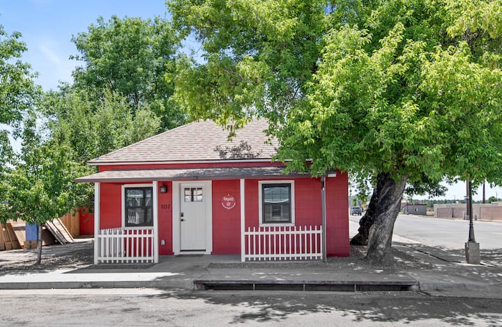 Route 66 Burgundy Bungalow W/ac, Fenced Yard, W/d - Williams, AZ
