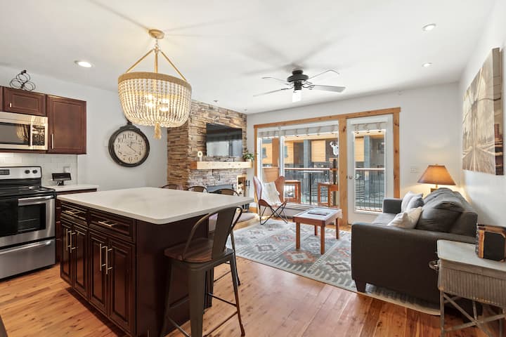 Steps To Ski Lift & Main St - Hottub & Balcony! - Breckenridge, CO