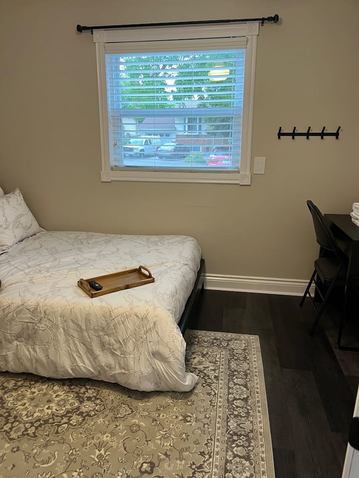 Private Main Floor Bedroom In Bowmanville - Clarington