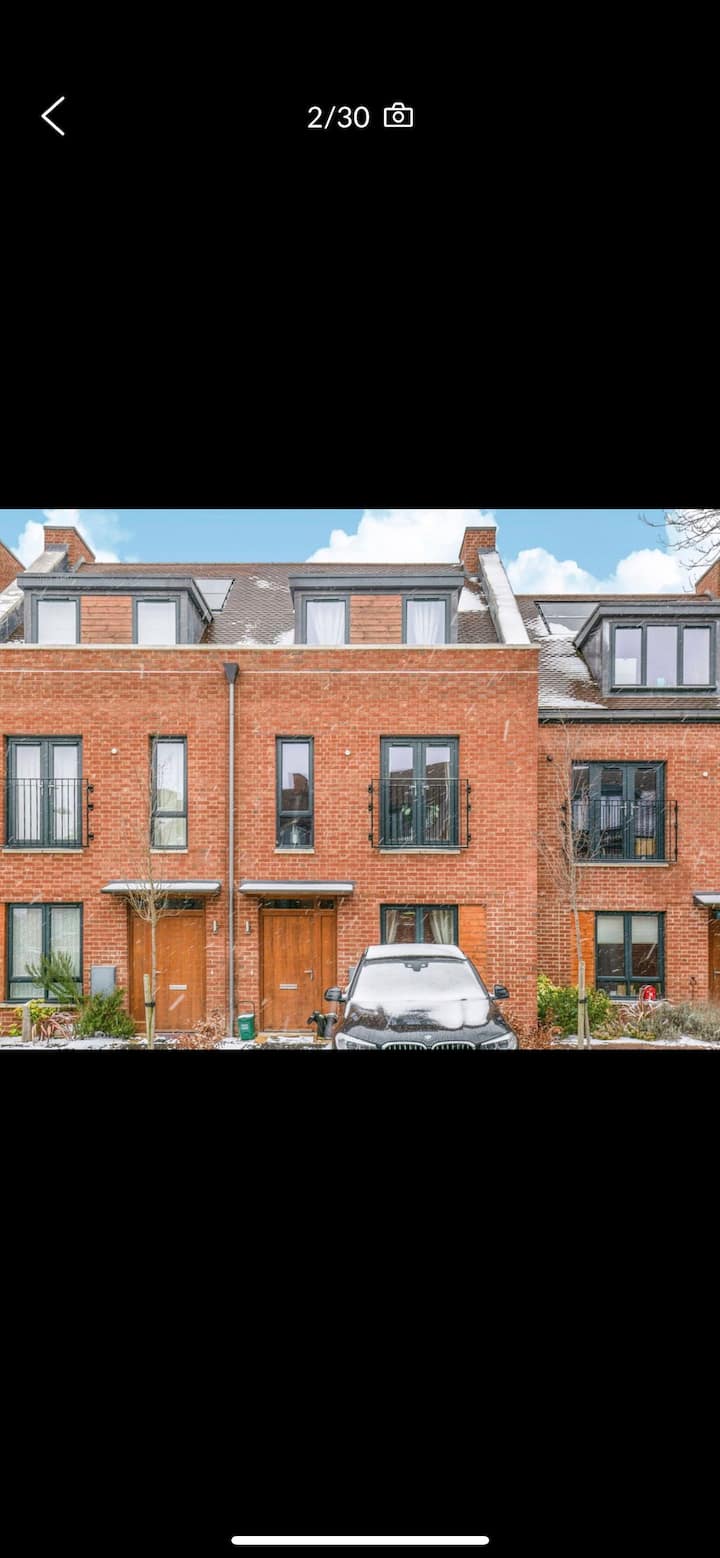Spacious Private Room + Private En-suite Bathroom - St Albans