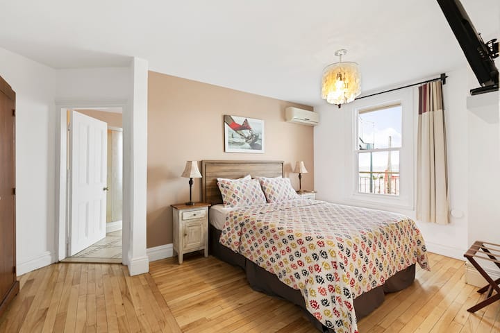 Suite Jacuzzi Balcon | Château Des Tourelles | - Québec, QC