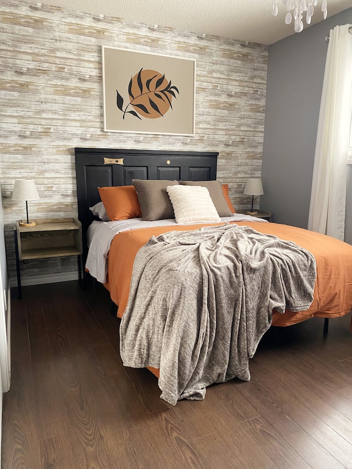 Charming Private Bedroom #1 (Main Floor) - Moose Jaw