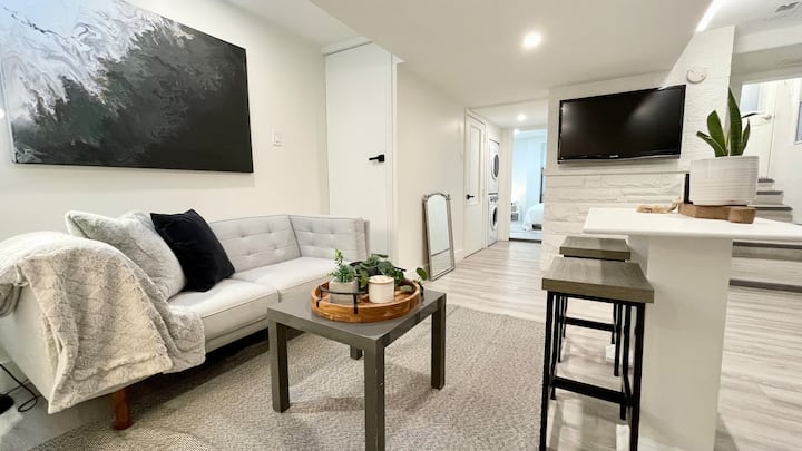 Leslieville’s Stylish 2 Bedroom Oasis! - Toronto