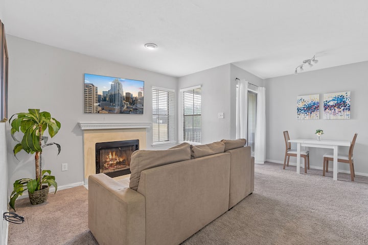 Cozy Atx Condo | Balcony & Amenities Near Downtown - Austin, TX