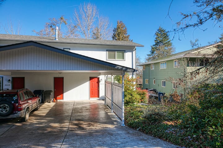 Stay, Enjoy, Recline In Our Home - Eugene, OR