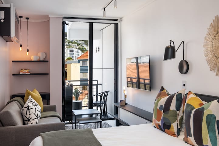 Flamboyantly Designed Flamingo Apartment Sea Point - Cape Town