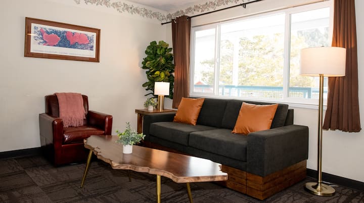 Glacier One-bedroom Suite At Gull Lake Lodge (#10) - June Lake, CA