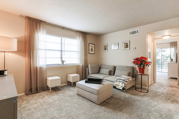 Modern Comfy Apartment: 2bd/1ba + Free Parking - Metairie, LA
