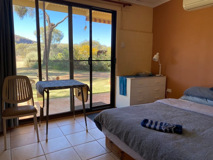 Restful Cabin Fronting East Macdonnell Ranges - Alice Springs
