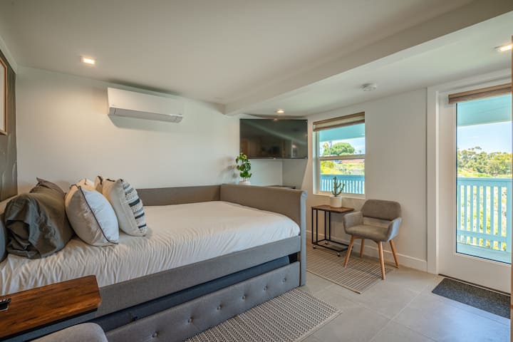 Stylish Studio W/ Stunning Views (Lower Unit) - El Cerrito - San Diego