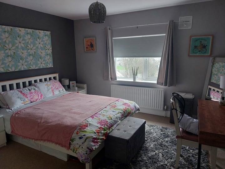 Beautiful Large Double Bedroom . - Bray